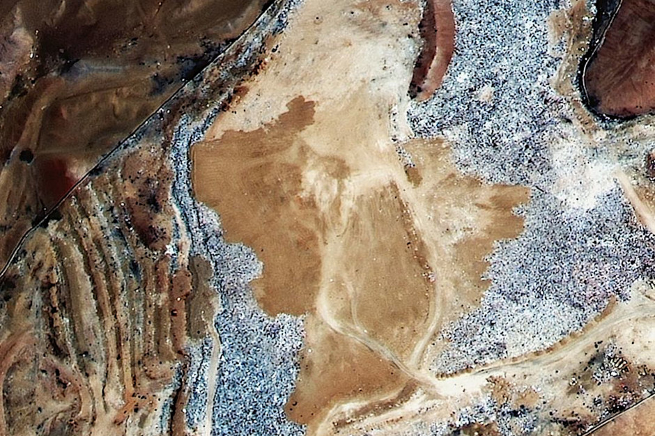 Toksyczna "góra wstydu" widoczna jest już z kosmosu. To jeden z ...