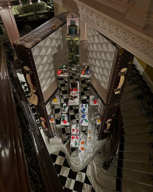 LONDYN: W kultowym hotelu Claridge’s stanęła niezwykła "choinka" Louis ...