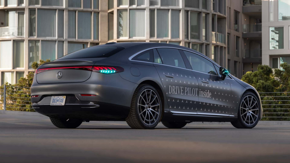 Mercedes wprowadza turkusowe światła. Ma ważny powód