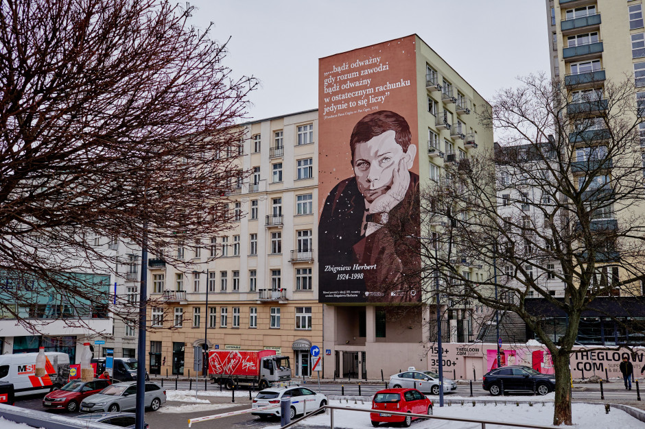 WARSZAWA: Zbigniew Herbert i Pan Cogito na muralu w sercu stolicy