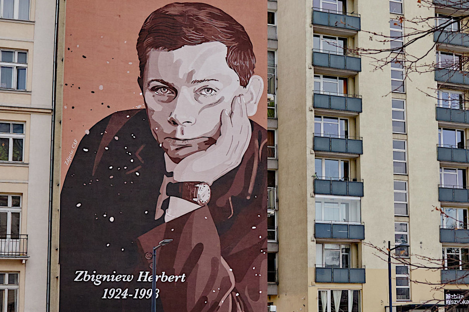WARSZAWA: Zbigniew Herbert i Pan Cogito na muralu w sercu stolicy