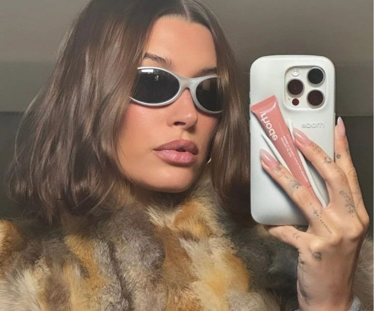 Etui na telefon Hailey Bieber podbija social media. Niektórzy mają ...