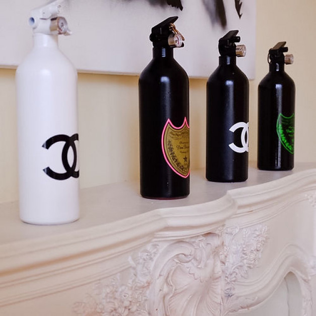 Chipsy Balenciagi, srebrna włóczka od Tiffany'ego i spinacz Prady ...