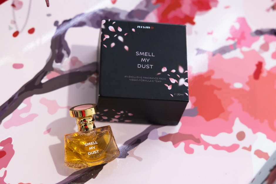 Smell My Dust - Nissan stworzył perfumy pachnące oponami i stacją benzynową