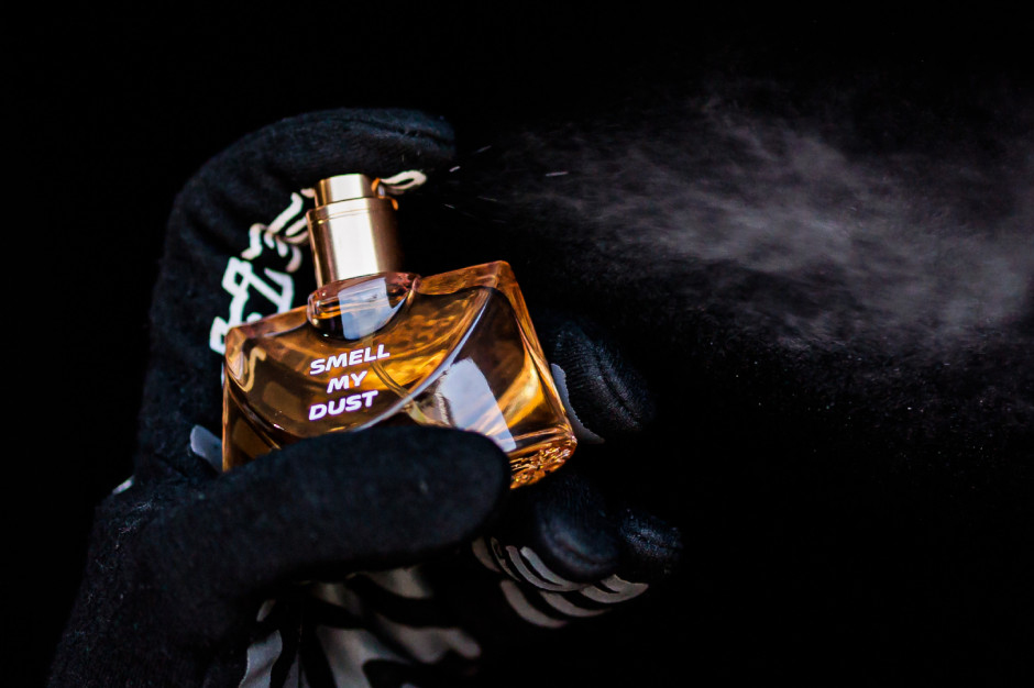 Smell My Dust - Nissan stworzył perfumy pachnące oponami i stacją benzynową