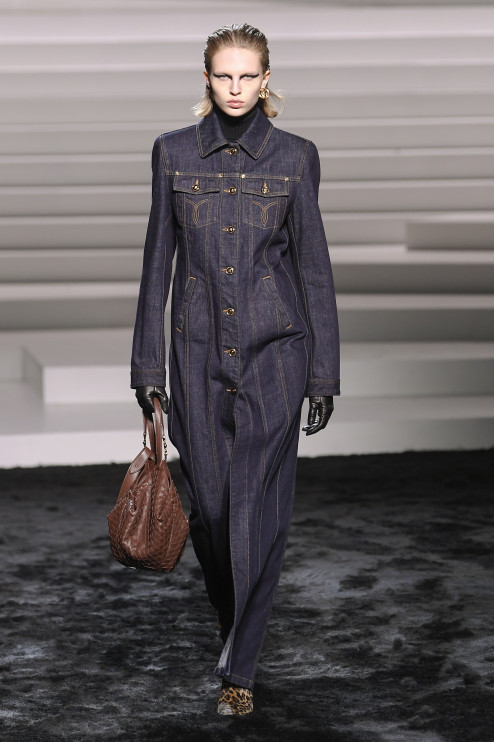 Oto najmodniejsze jeansy na jesień 2024. Projektanci uruchomili wyobraźnię