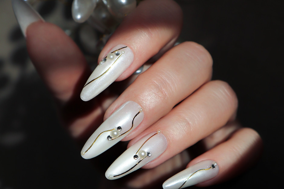 Dubajskie paznokcie to najmodniejszy manicure na lato 2025. Bogactwo i ...