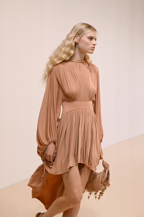 Moda na wiosnę i lato 2025: Oto 10 kolorów, które zdominują ...