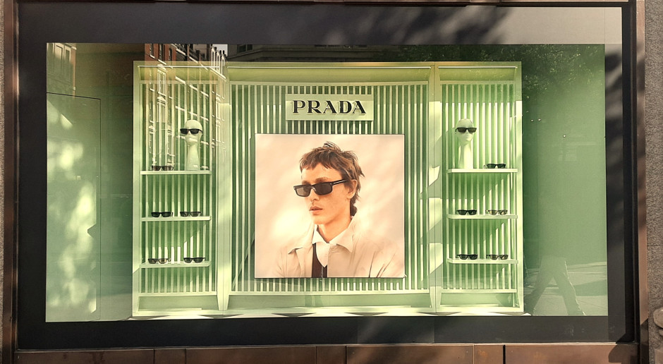 Prada w ogniu krytyki. O co chodzi z "sandal scandal"?