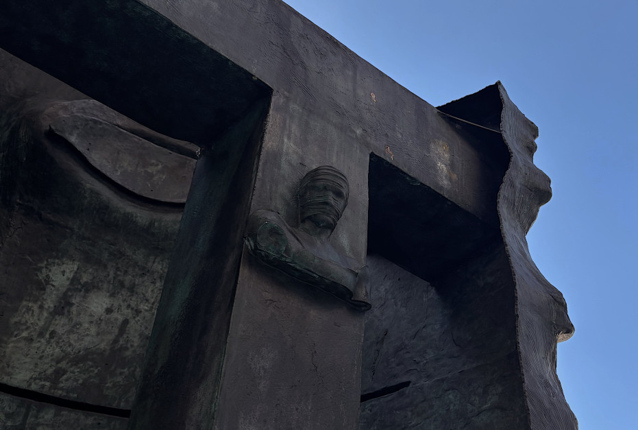 Gigantyczna rzeźba Mitoraja znika z Placu Trzech Krzyży. Na aukcji padł ...