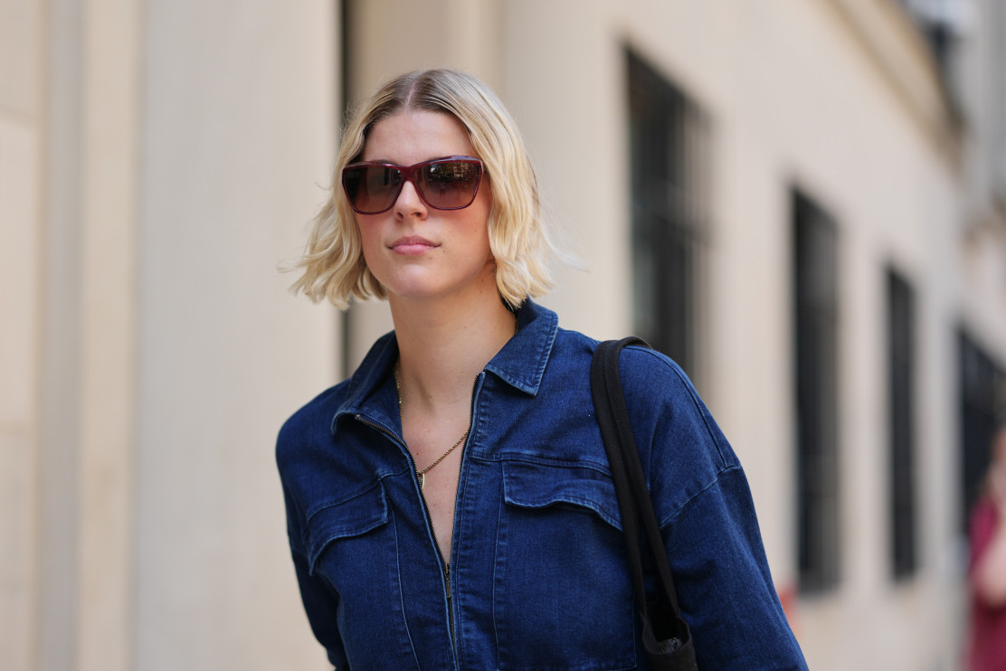 Oto modna i efektowna fryzura na zimę 2025. Poproś fryzjera o to proste cięcie