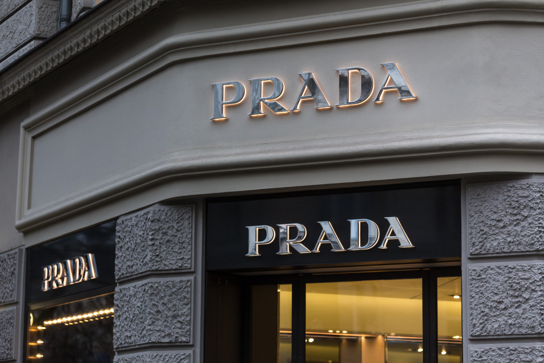 Prada oficjalnie przejęła Versace. W tle gigantyczne pieniądze i ...