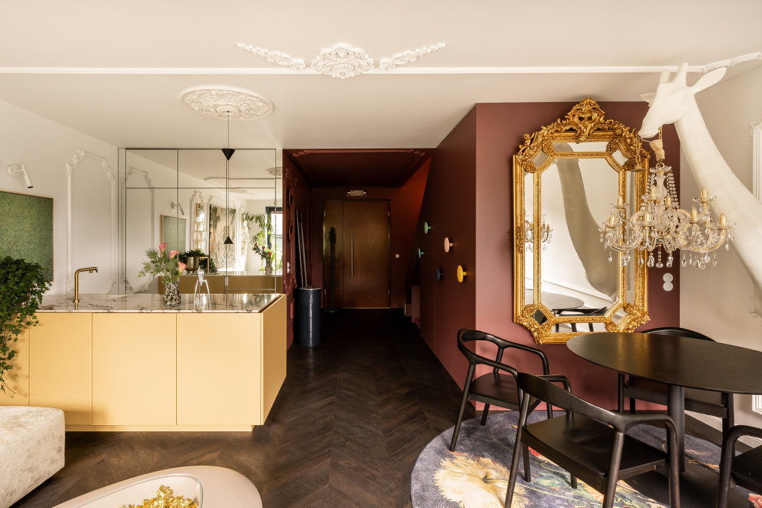 WNĘTRZE TYGODNIA: Łódzki loft z ukrytą kuchnią i otwartą łazienką jak legendarny Ritz w Paryżu